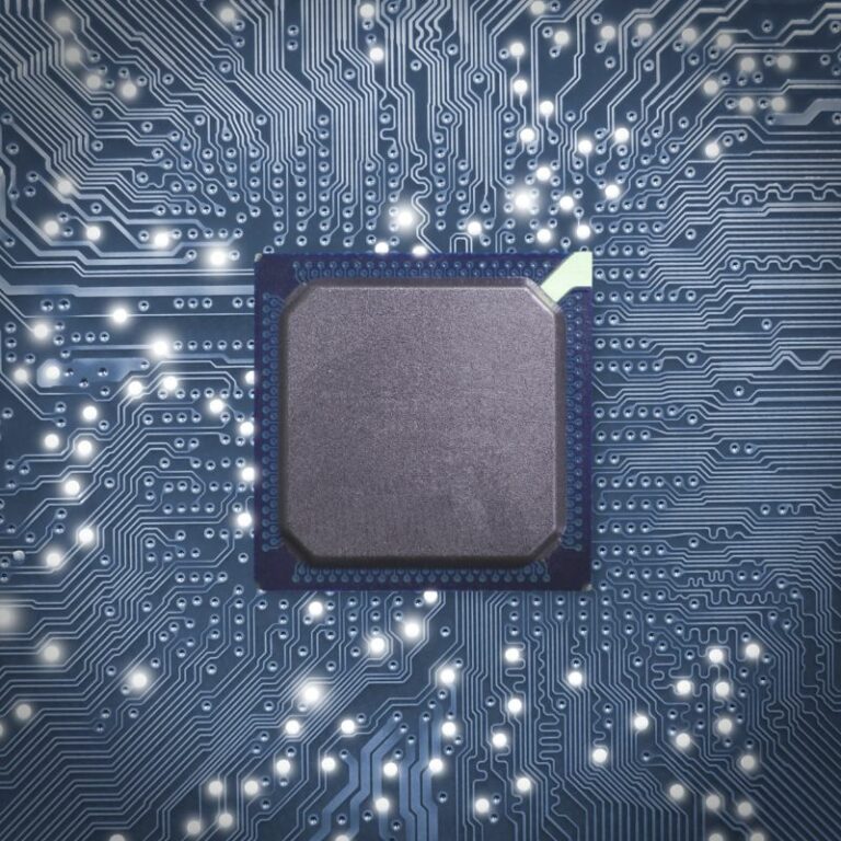 Comprendre la différence entre une puce et une carte électronique.