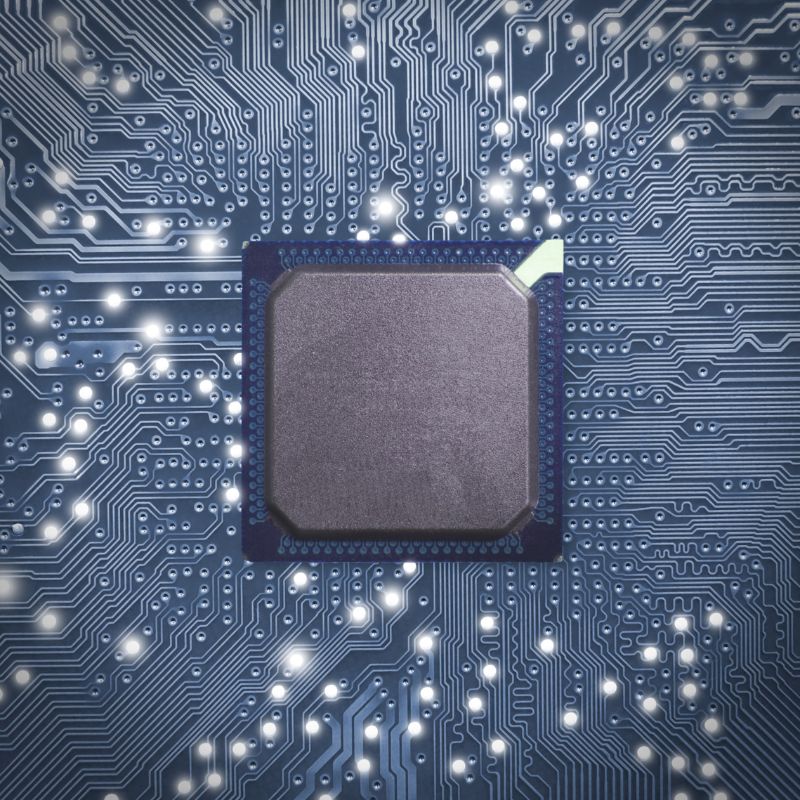 Comprendre la différence entre une puce et une carte électronique.